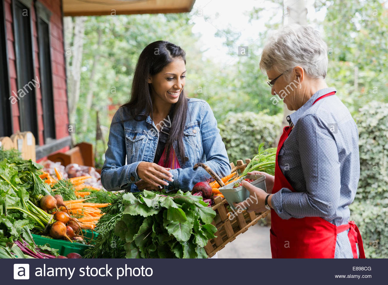 Helping farmers hi-res stock photography and images - Alamy