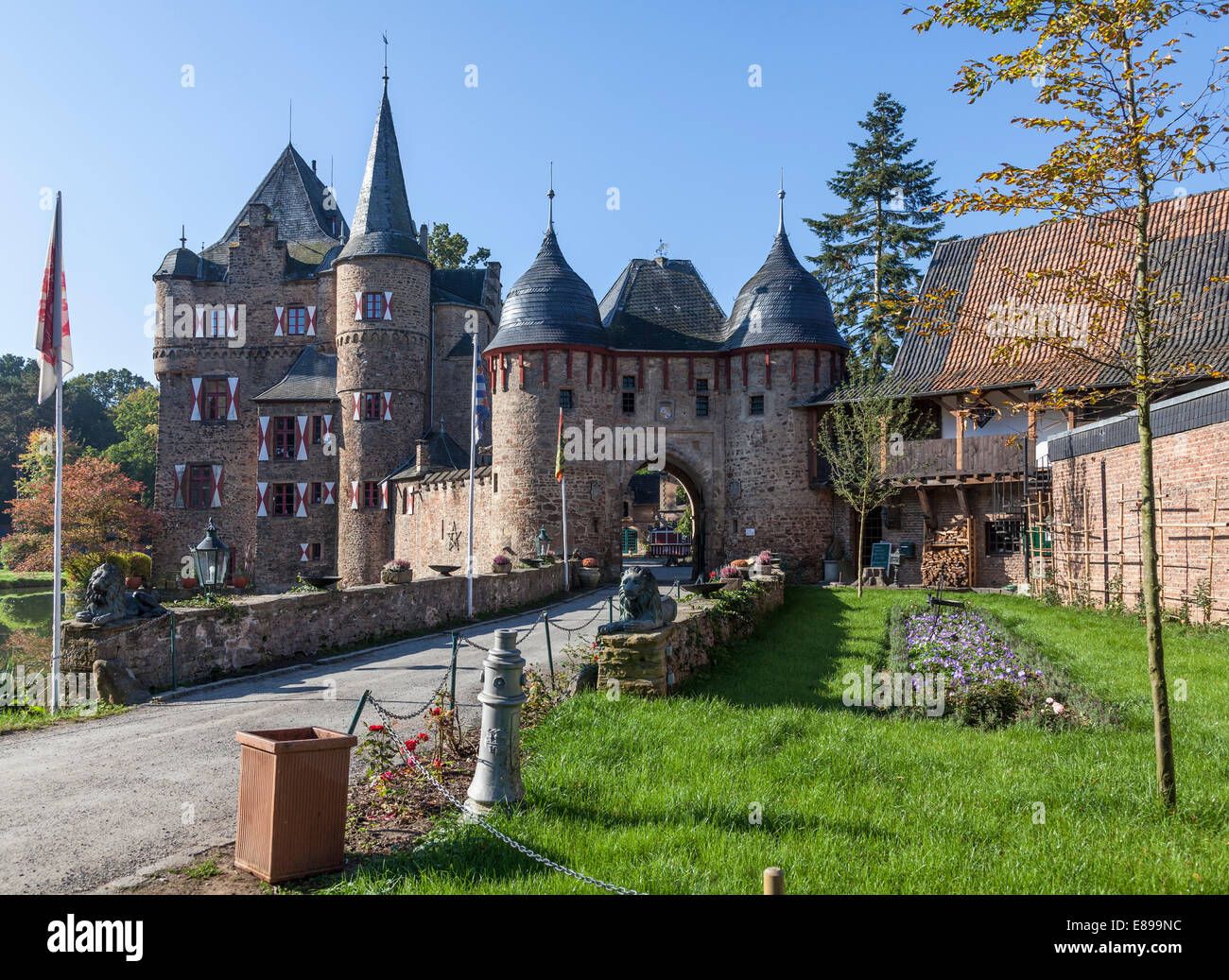 Burg gate hi-res stock photography and images - Alamy