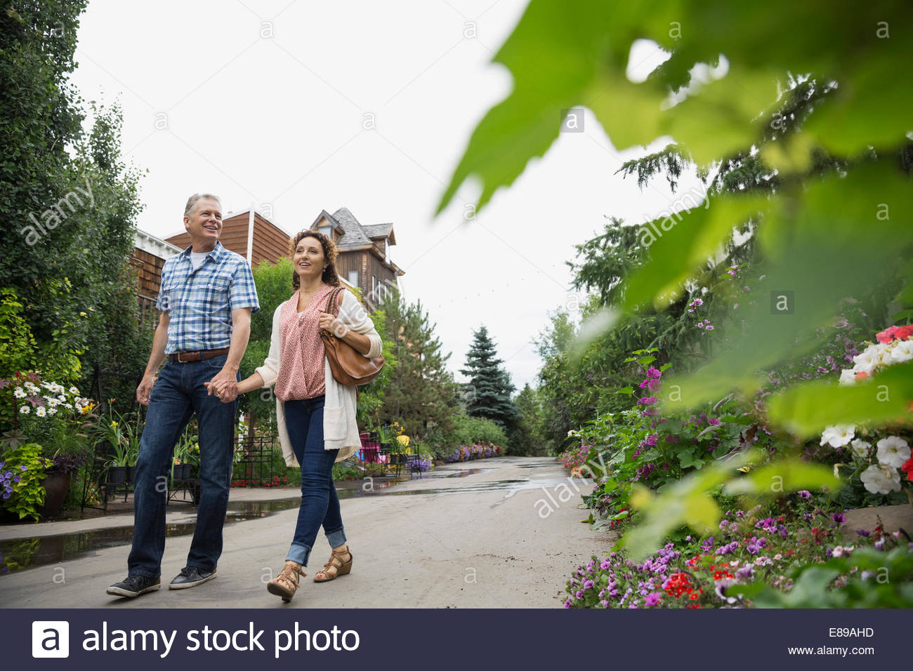 Couple walking outdoors hi-res stock photography and images - Alamy