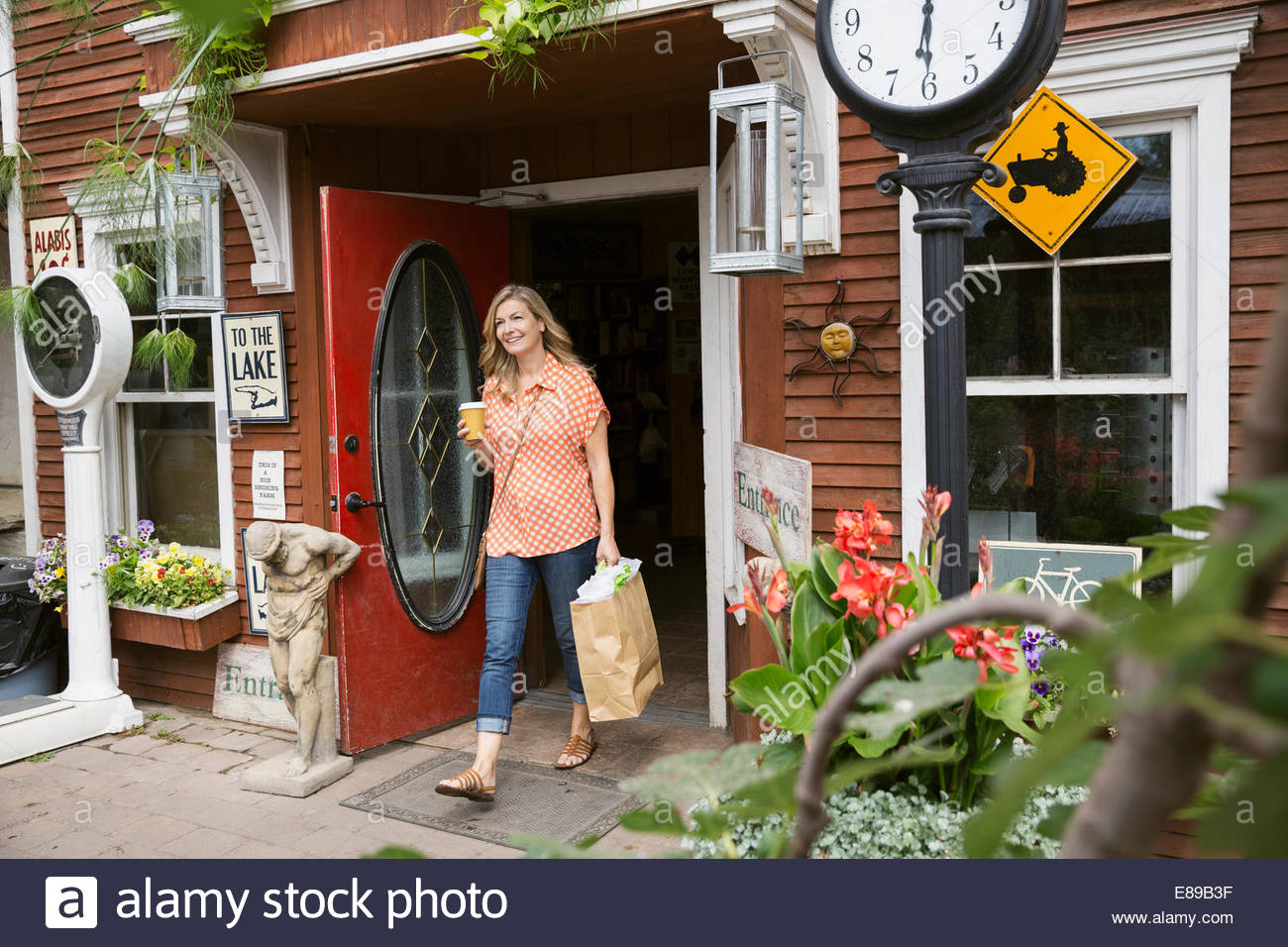 Woman leaving store with groceries hi-res stock photography and images ...