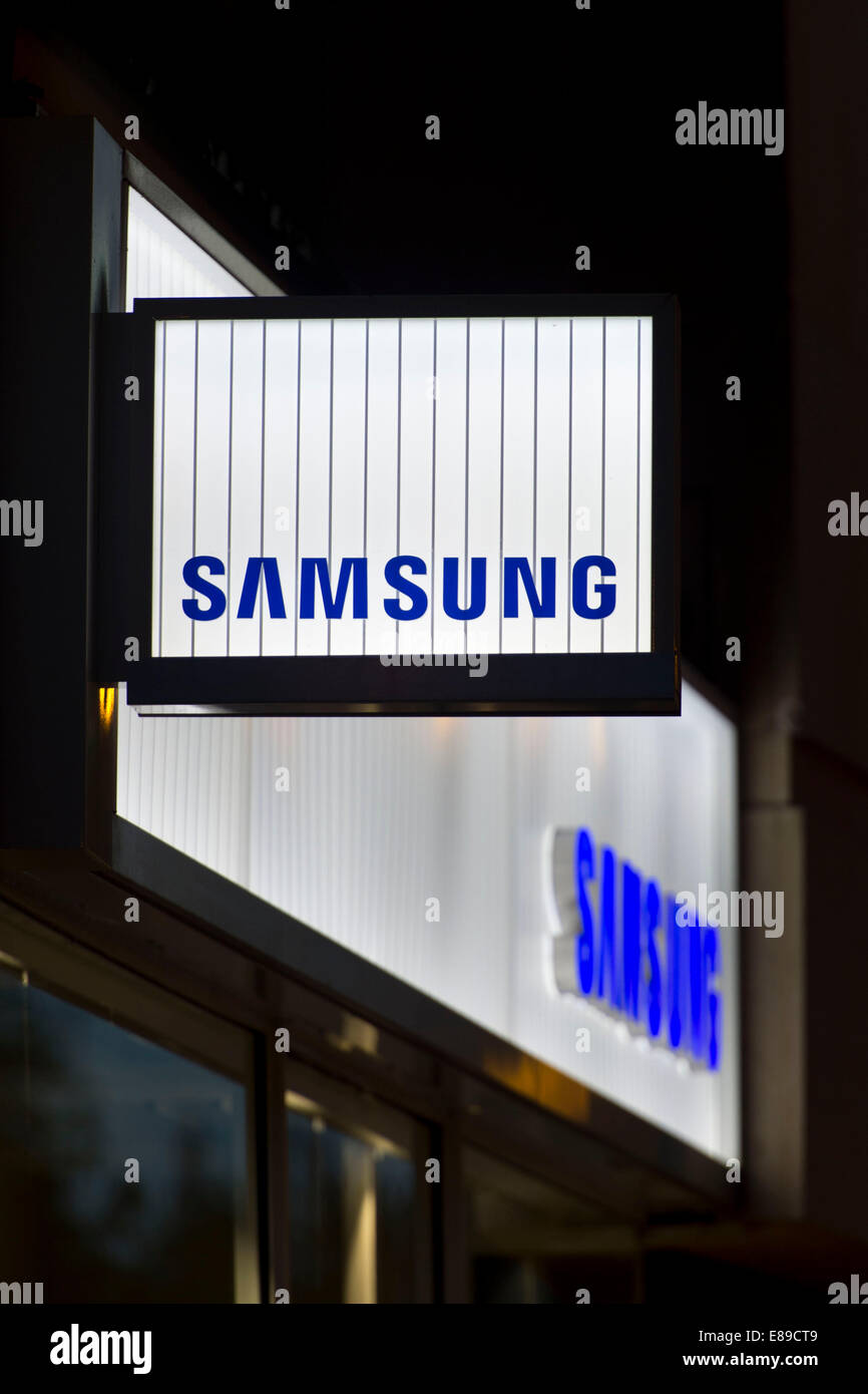 Samsung store hi-res stock photography and images - Alamy