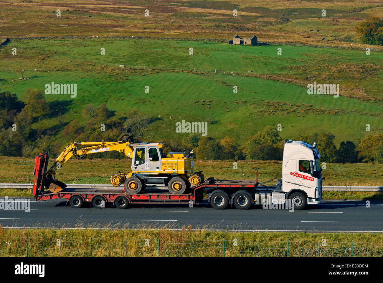 Quattro Transport low-loader with Gigarailer. M6 Motorway, northbound ...