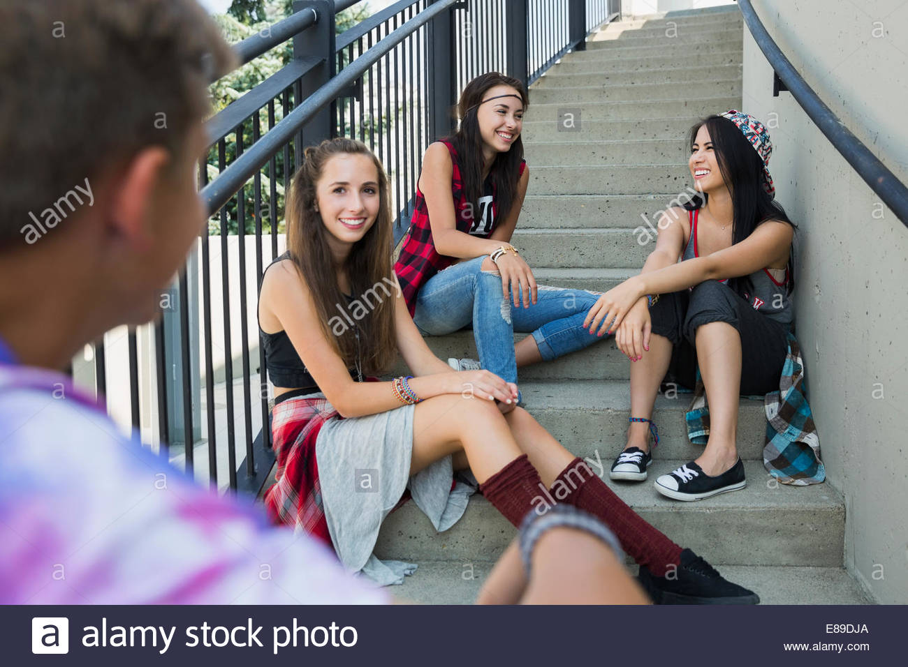 Teenagers talking hi-res stock photography and images - Alamy