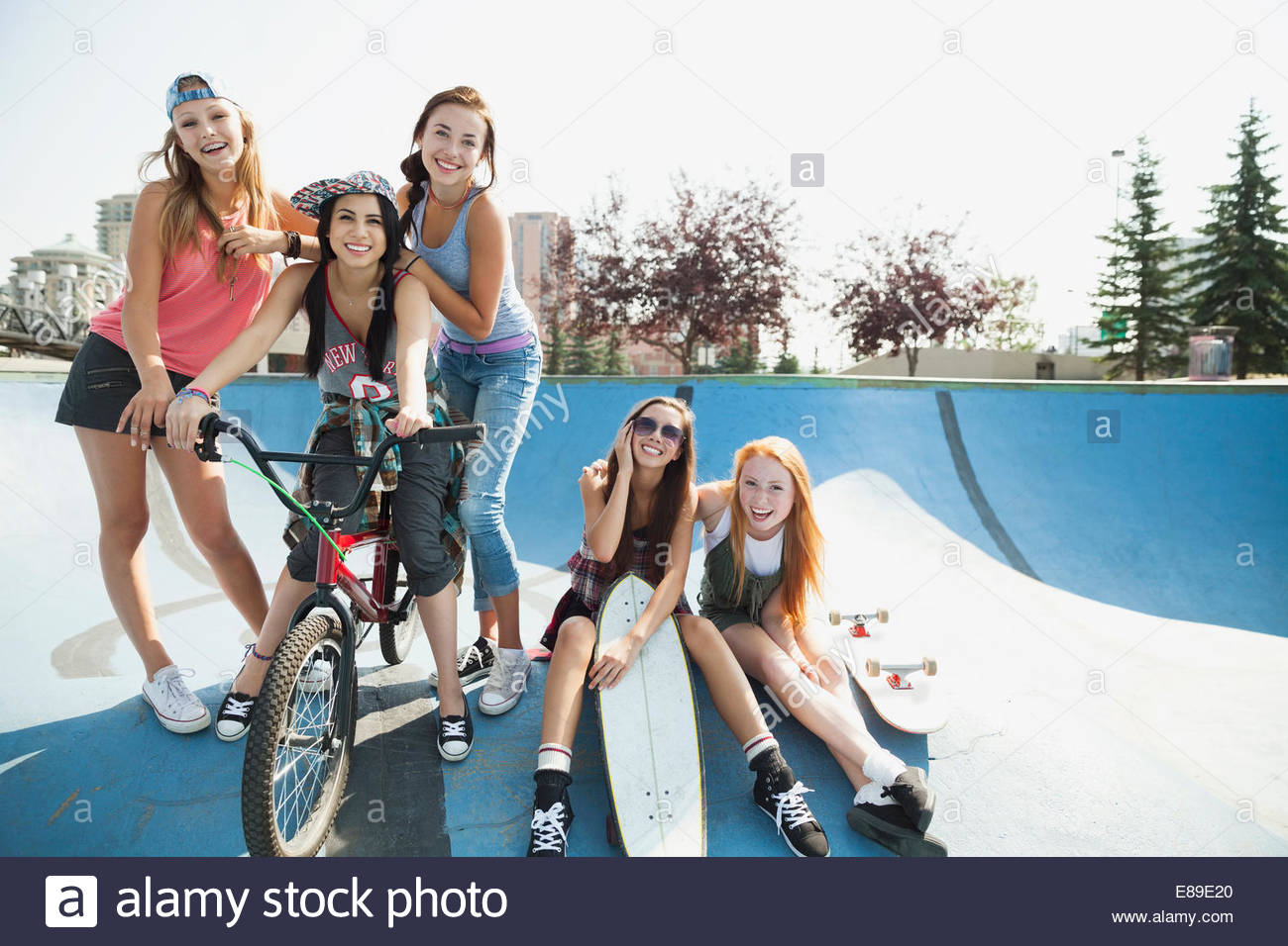 Girls skateboard hi-res stock photography and images - Alamy
