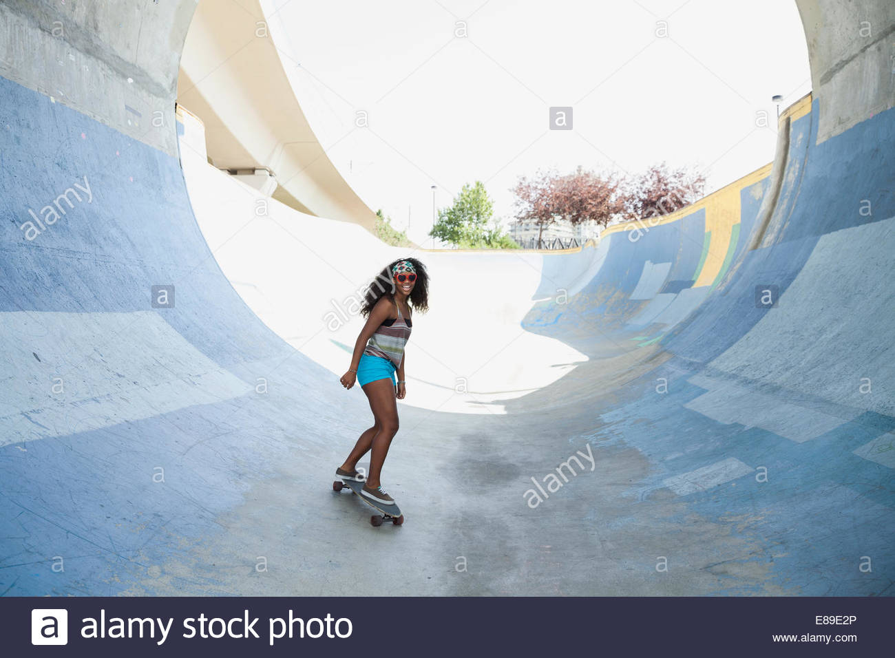 Girl skateboarding ramp hi-res stock photography and images - Alamy