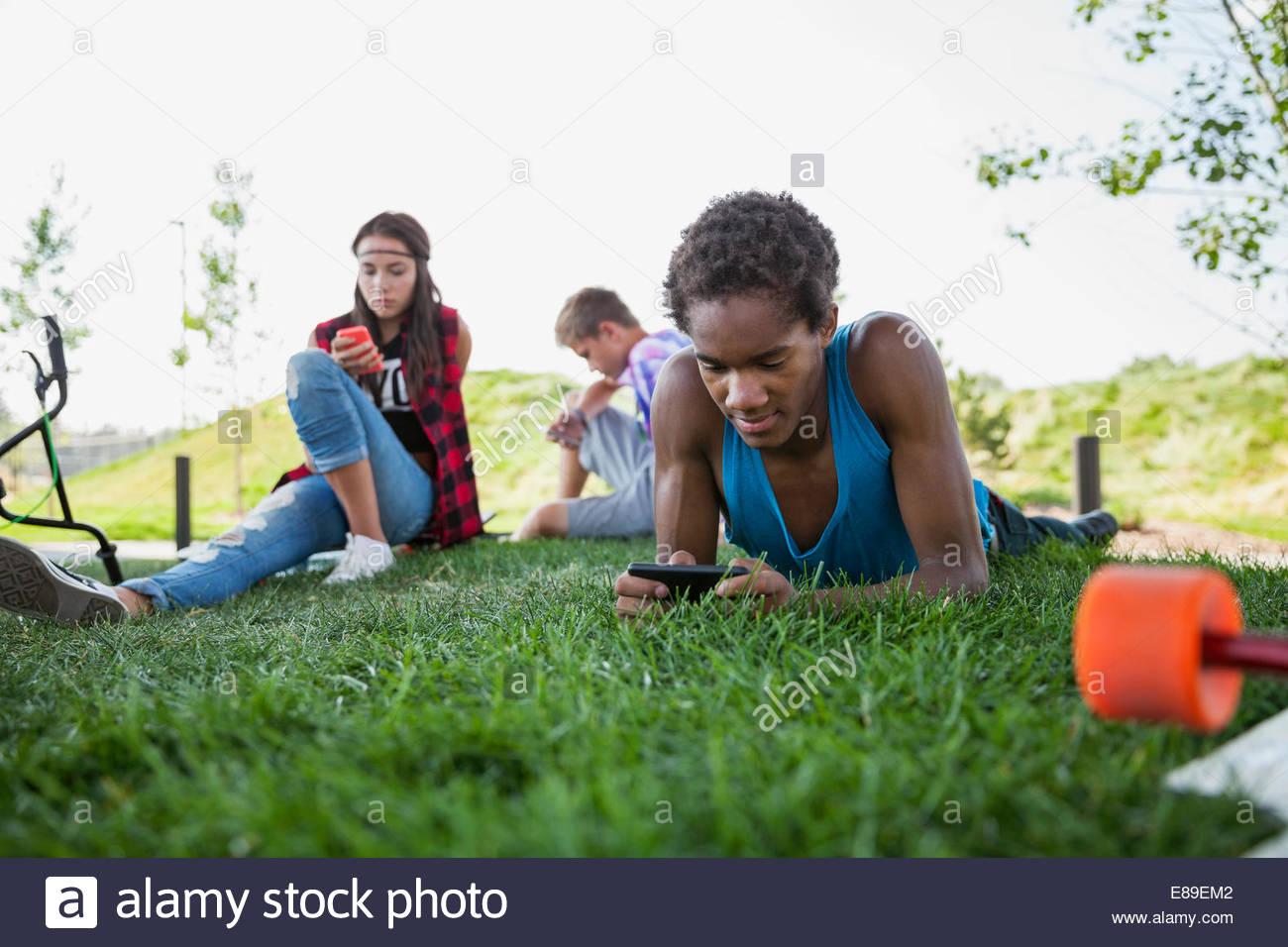 Teenage group using cell phones hi-res stock photography and images - Alamy