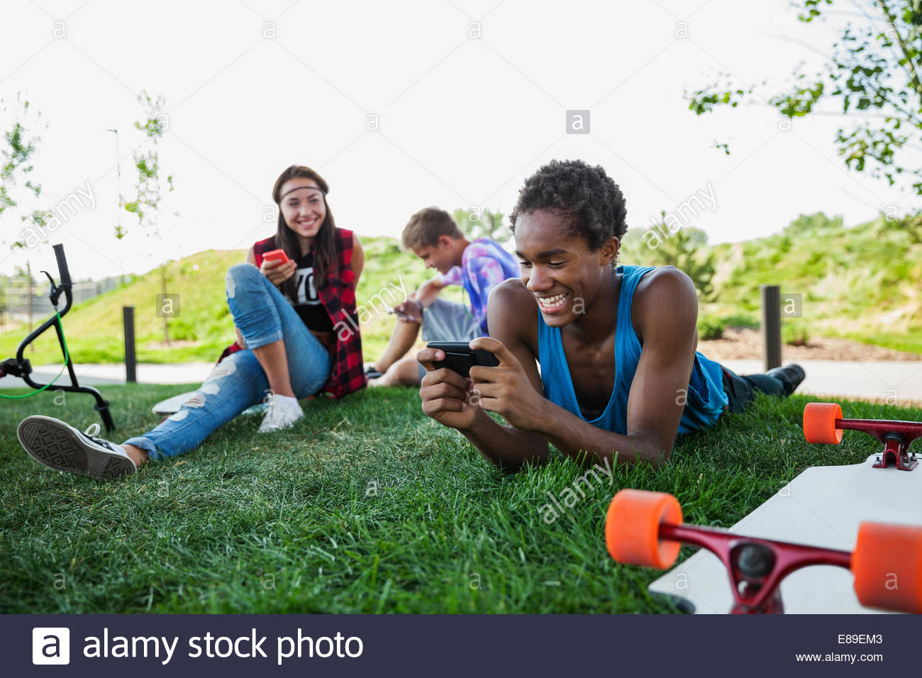 Teenage group using cell phones hi-res stock photography and images - Alamy