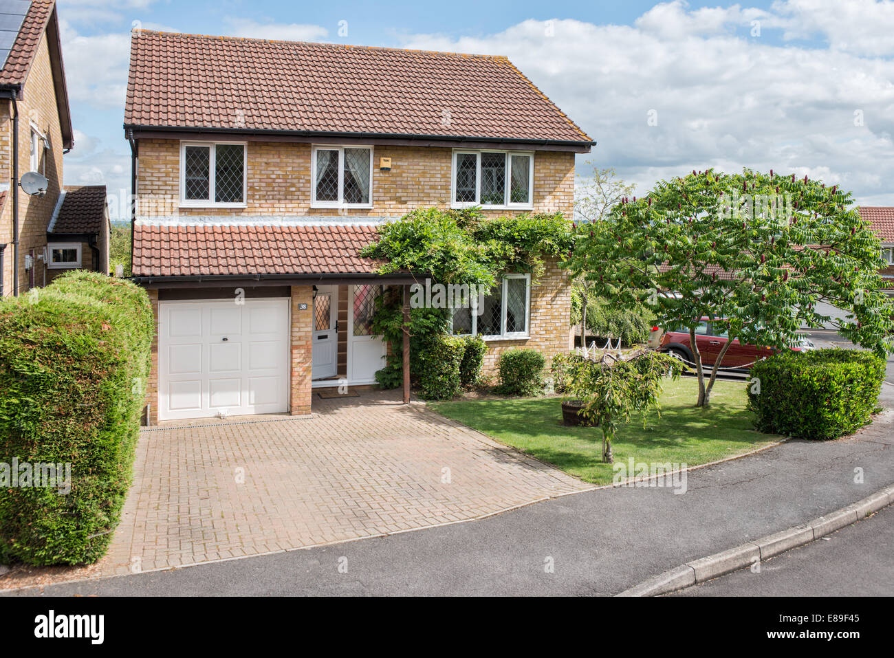 Suburban house uk hi-res stock photography and images - Alamy