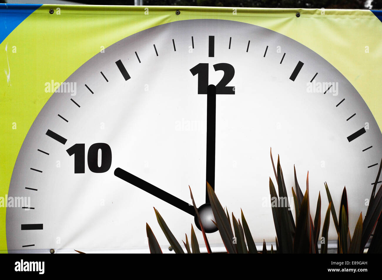 Clock face showing 10am Stock Photo - Alamy