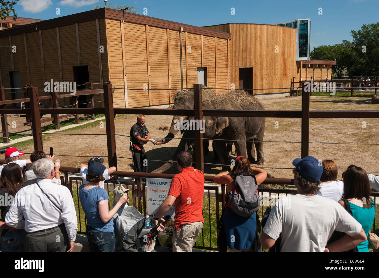 Calgary zoo hi-res stock photography and images - Alamy