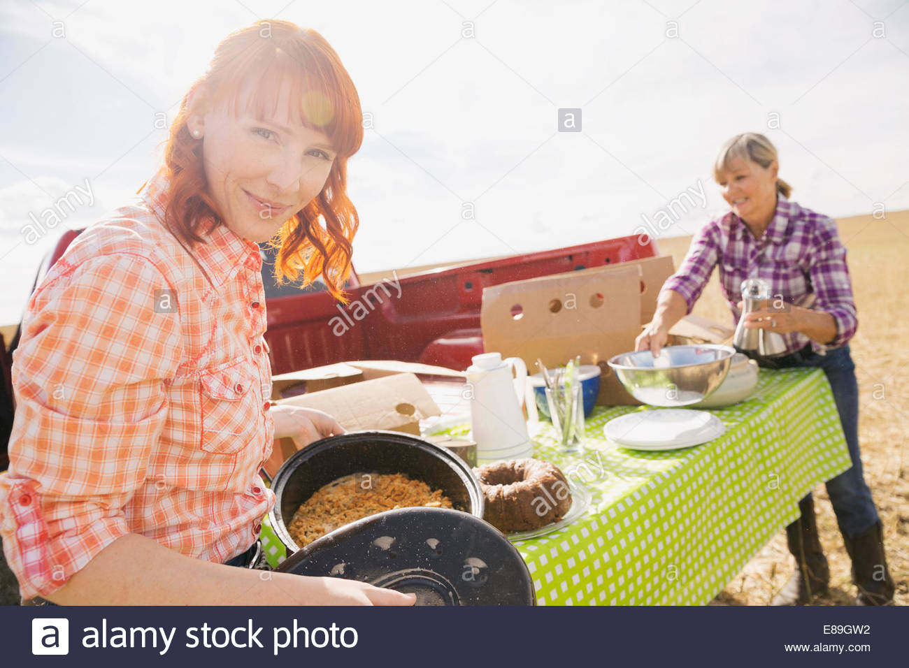Field worker have lunch hi-res stock photography and images - Alamy