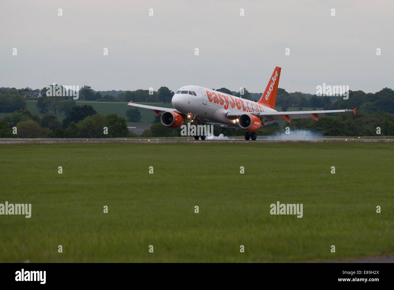 easyJet Airbus landing Luton Airport Stock Photo - Alamy