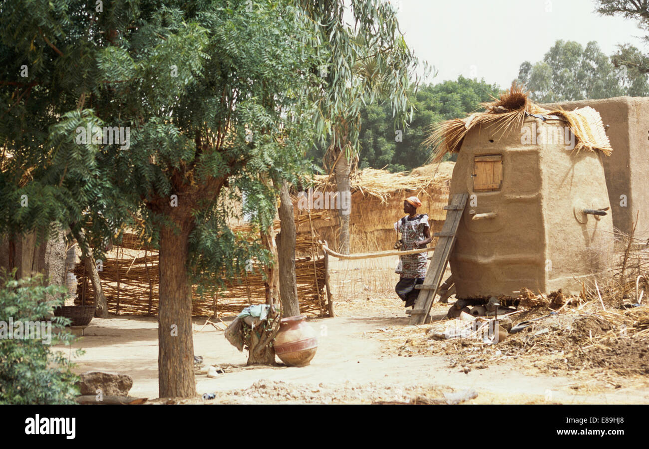 Grain store at Karpele near San, Mali Stock Photo - Alamy