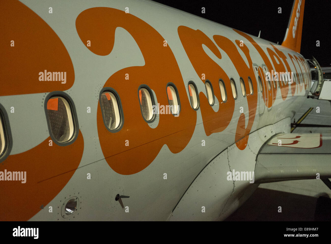 easyJet airliner boarding at night Stock Photo - Alamy
