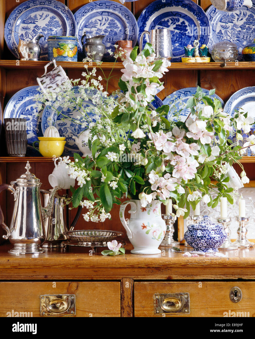 Willow pattern hi-res stock photography and images - Alamy