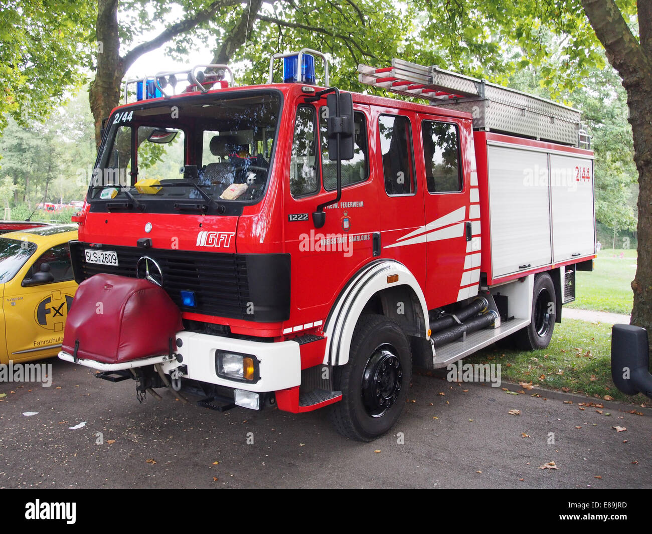 This image shows a Mercedes 1222 fire engine from the Freiwillige ...