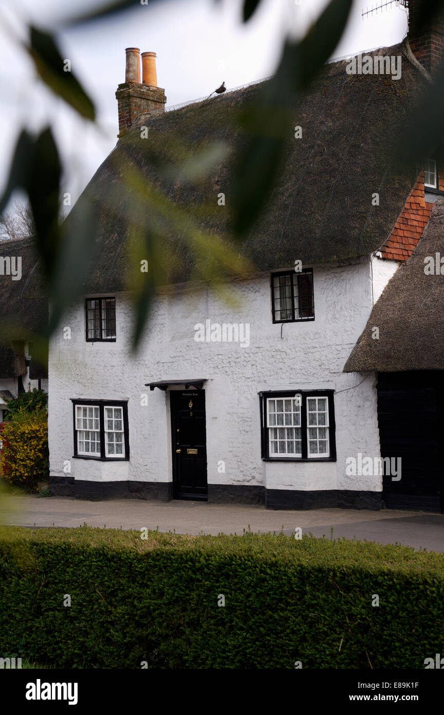 White cottage hi-res stock photography and images - Alamy