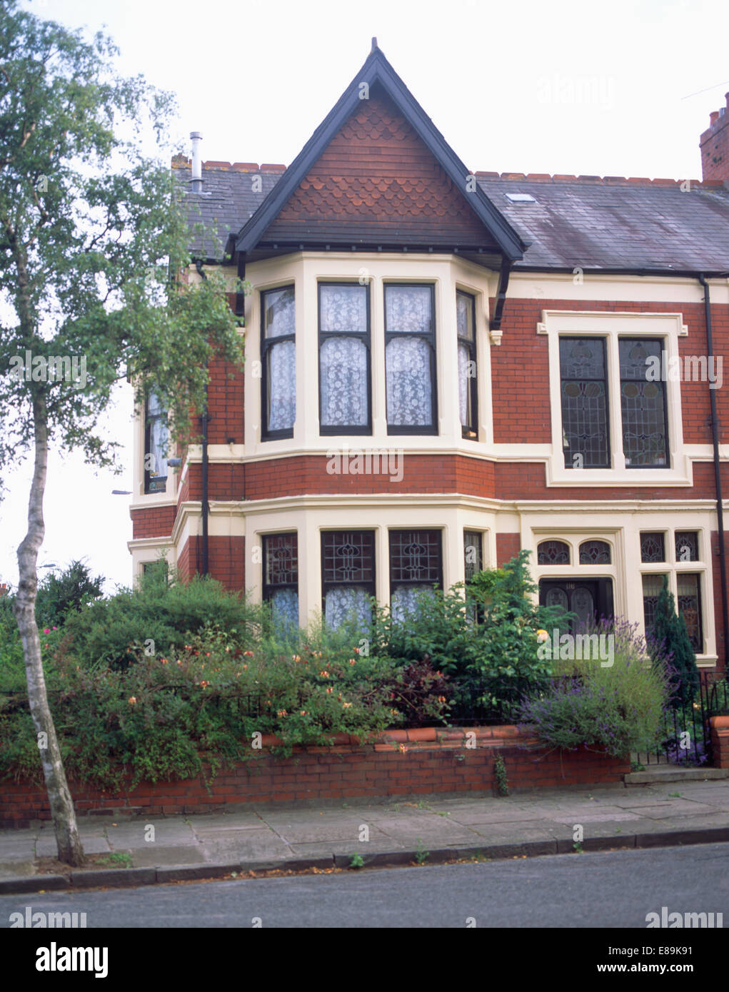 Edwardian double-fronted end of terrace town house Stock Photo - Alamy