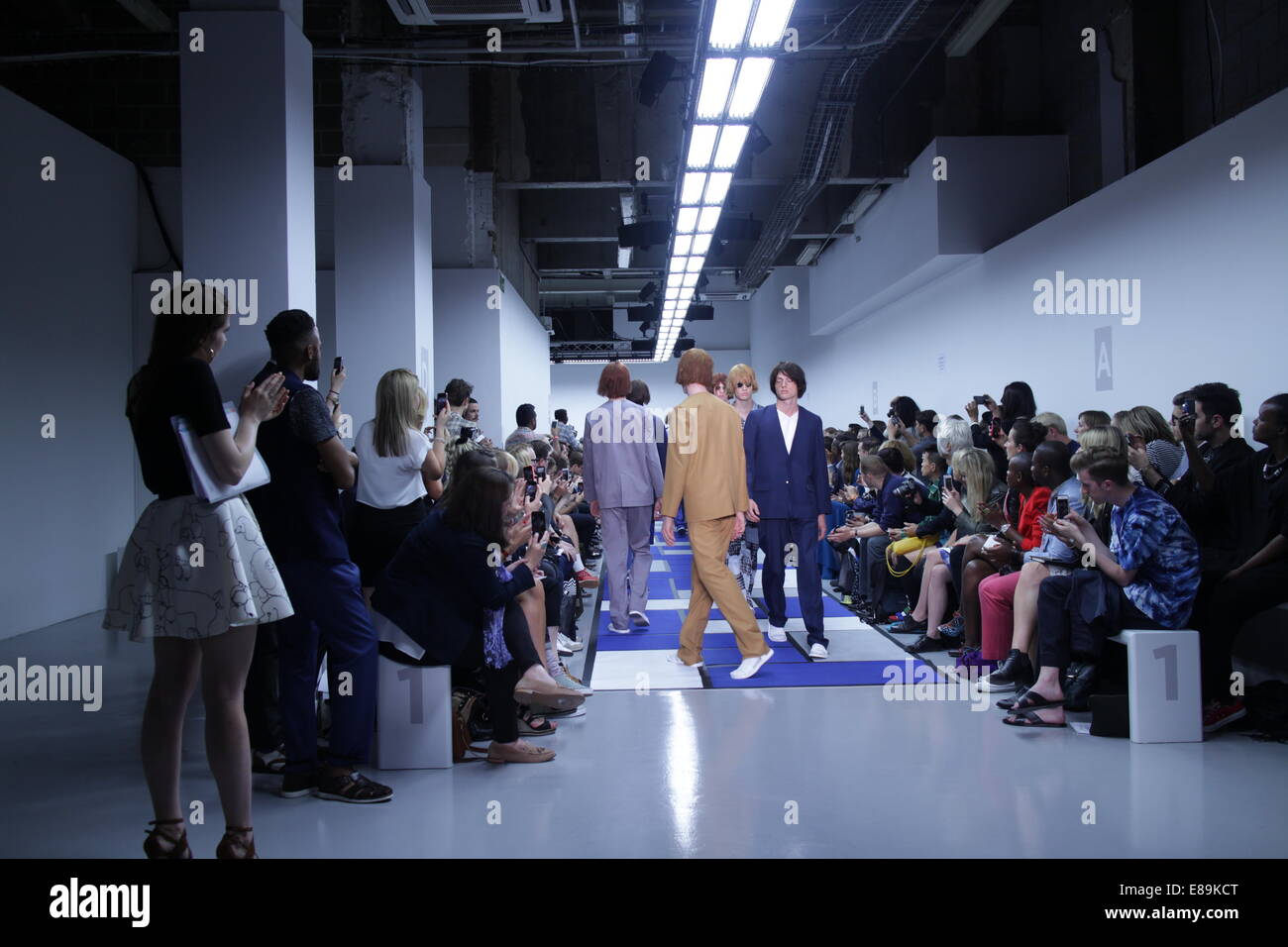 Fashion Show Guests Stock Photos & Fashion Show Guests Stock Images - Alamy