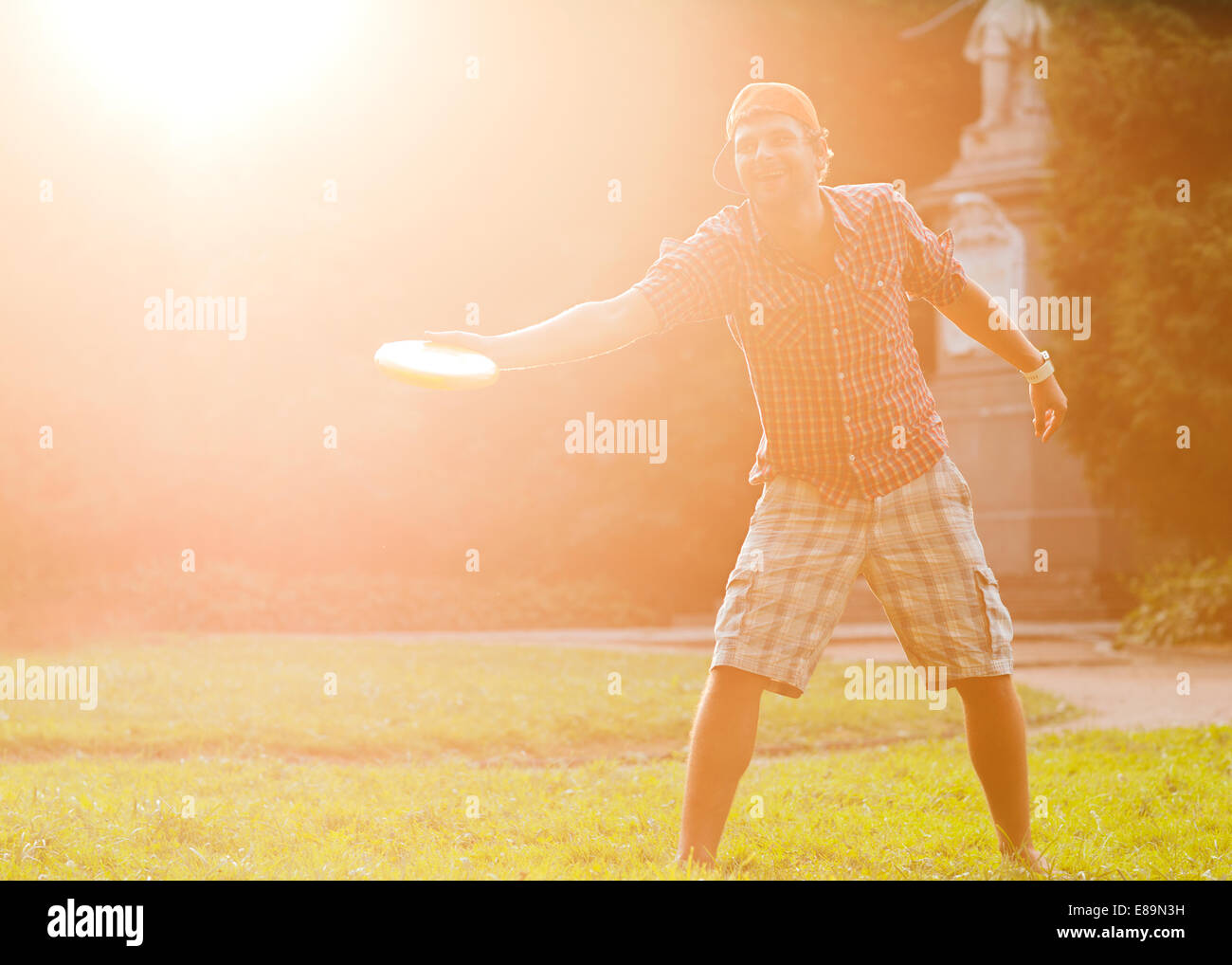 Man throwing frisbee exercise hi-res stock photography and images - Alamy