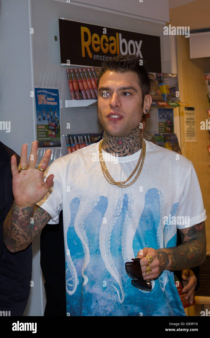 The Italian rapper and X-Factor 8th Edition Judge, "Fedez" met his fans ...