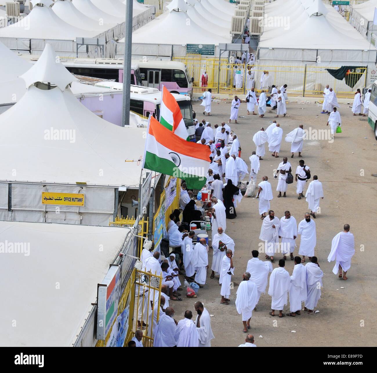 Mecca, Saudi Arabia. 2nd Oct, 2014. Muslim pilgrims arrive at tent city ...