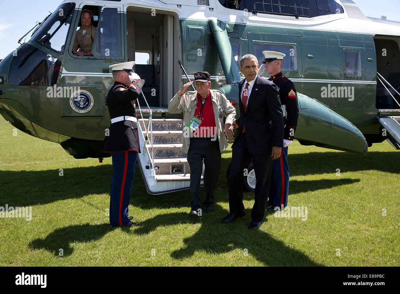 President Barack Obama disembarks Marine One with WWII veteran Kenneth ...