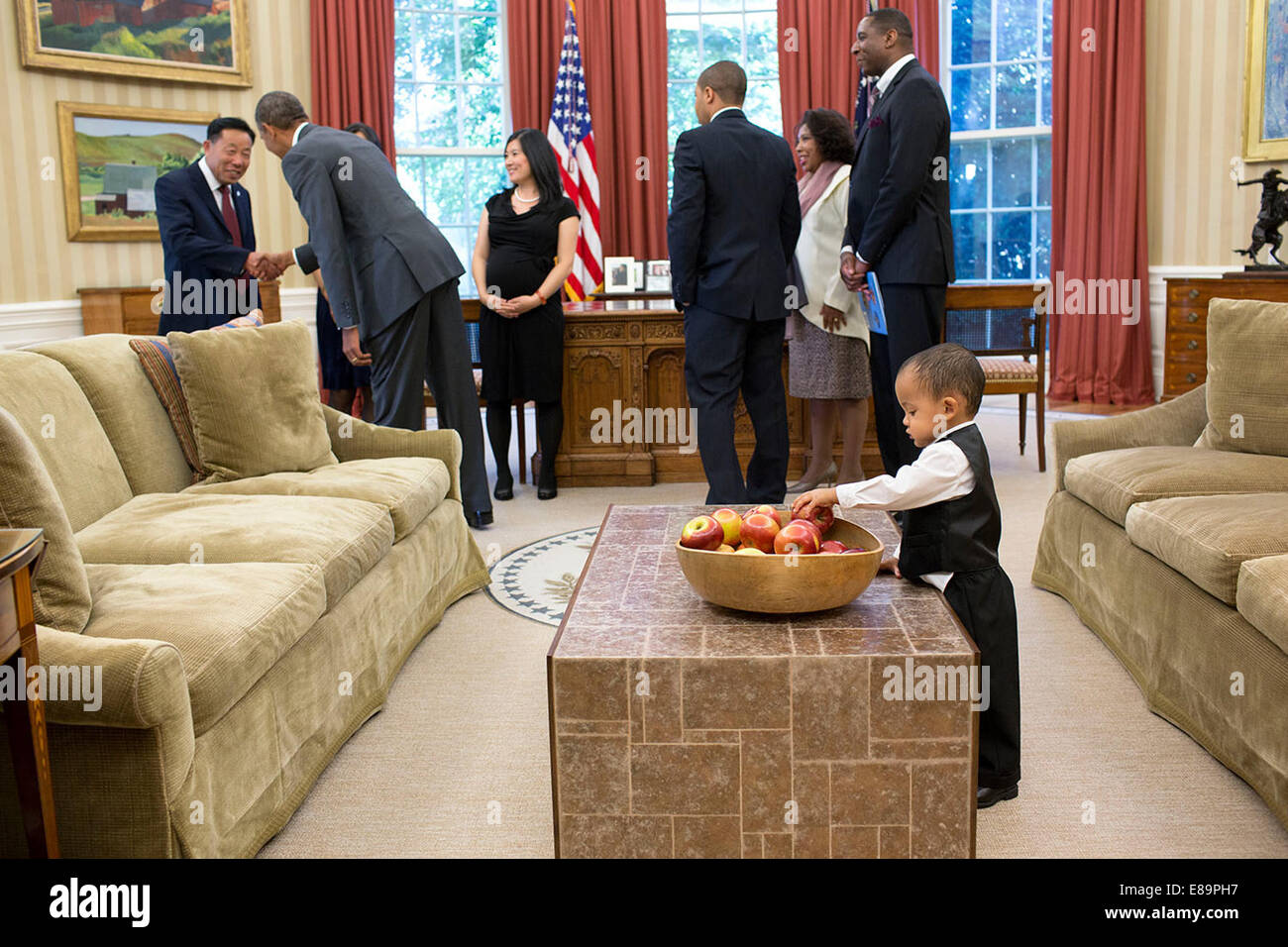 President obama family departing staff hi-res stock photography and ...