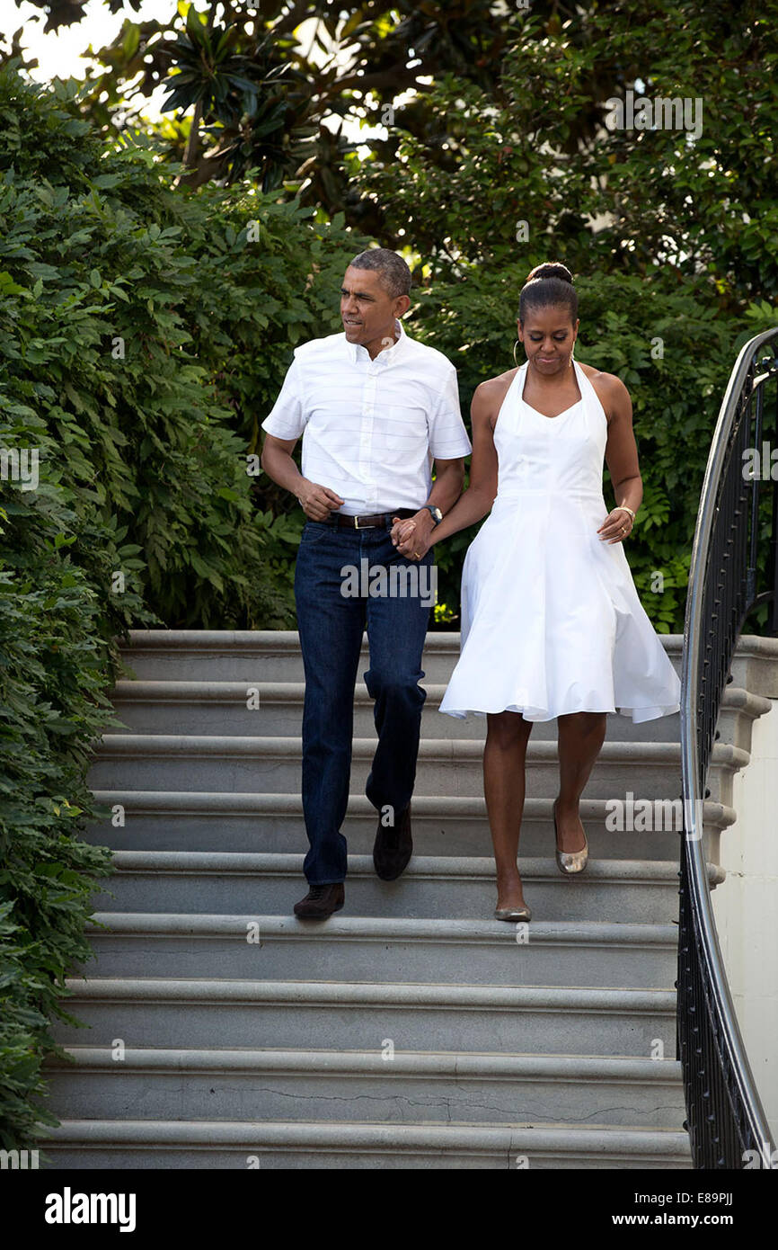 President Barack Obama and First Lady Michelle Obama walk down the ...