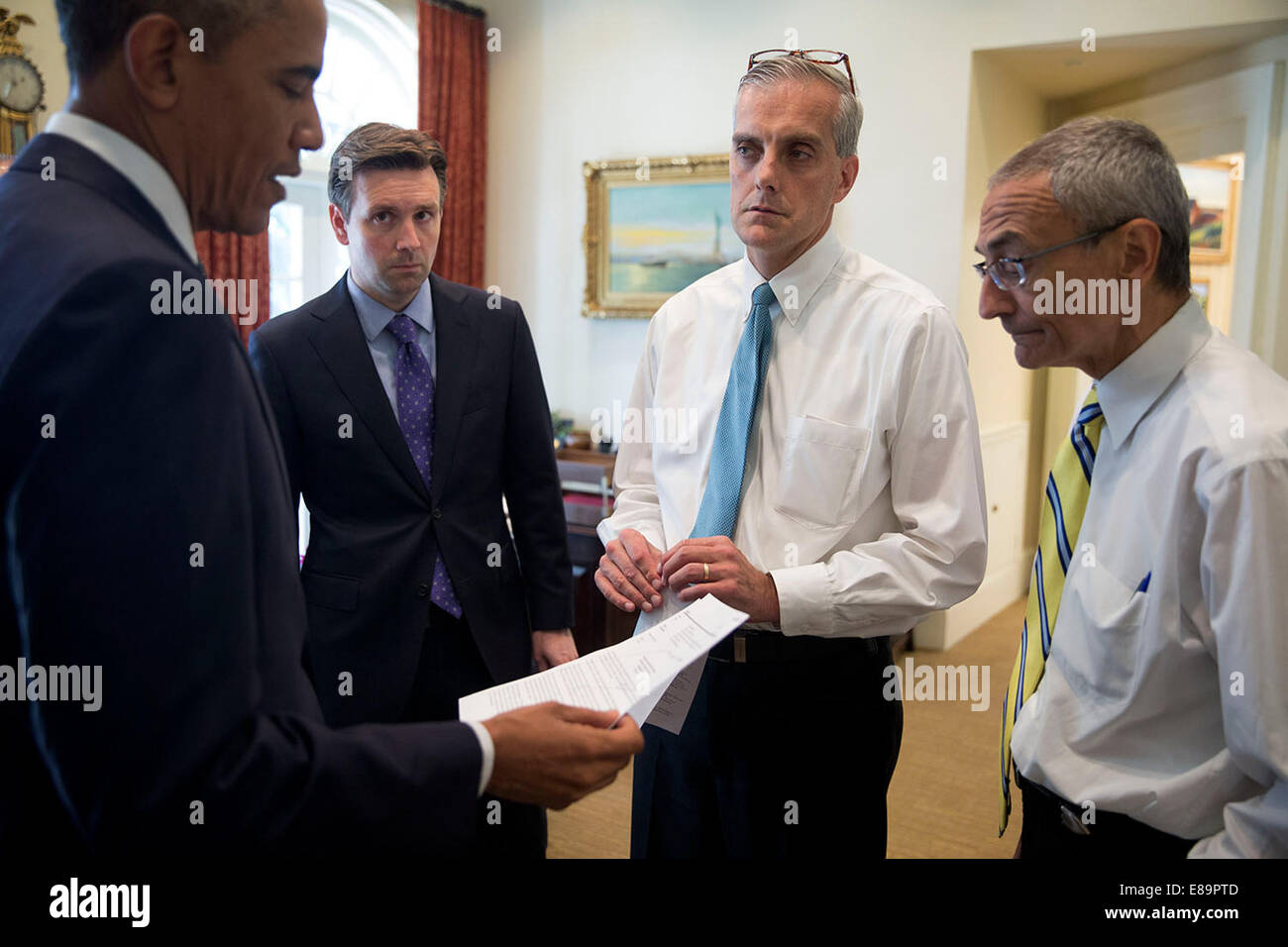 President Barack Obama talks with advisors in the Outer Oval Office ...