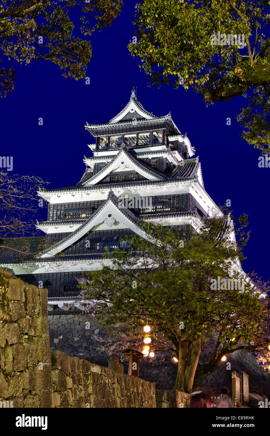 White plaster and black weather boards of the massive keep of Kumamoto ...