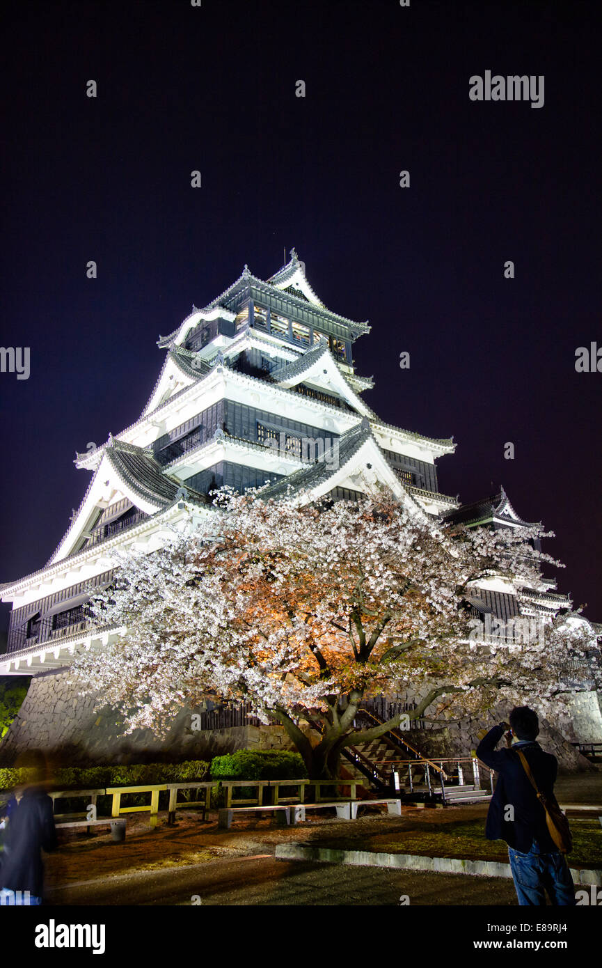 White plaster and black weather boards of the massive keep of Kumamoto ...
