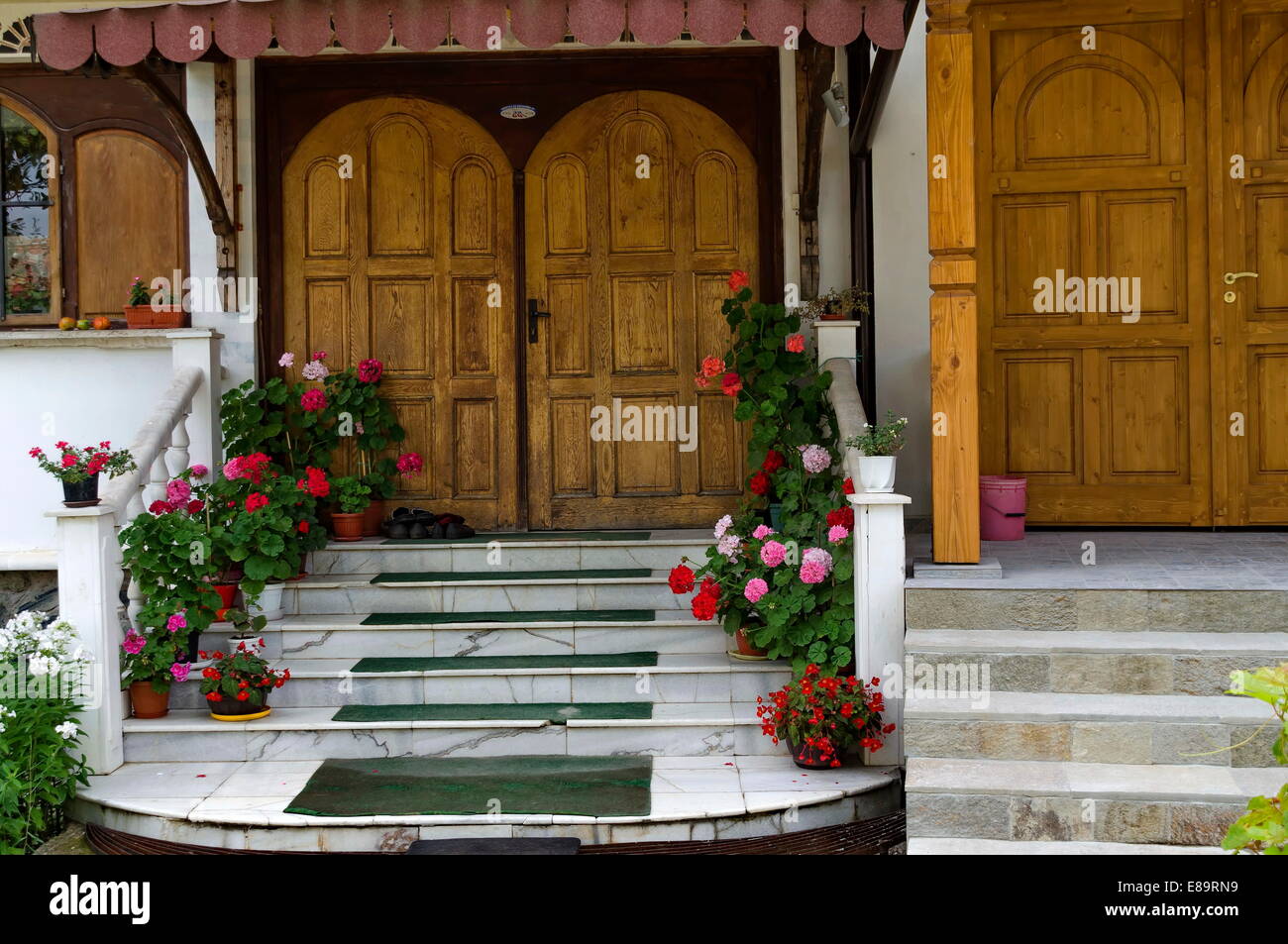 Two leaved wood door hi-res stock photography and images - Alamy