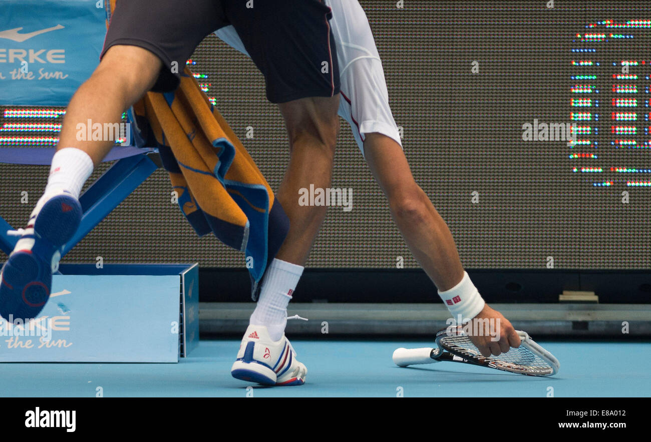 Broken tennis racket hi-res stock photography and images - Alamy