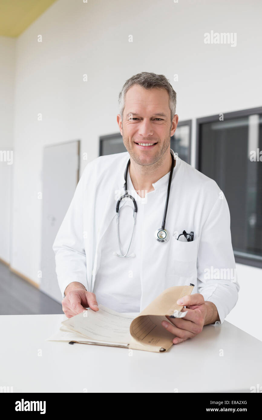Doctor with file hi-res stock photography and images - Alamy