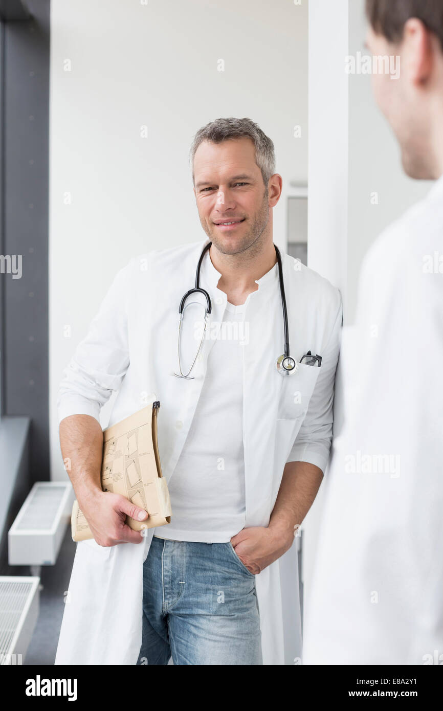 Doctors having conversation Stock Photo - Alamy