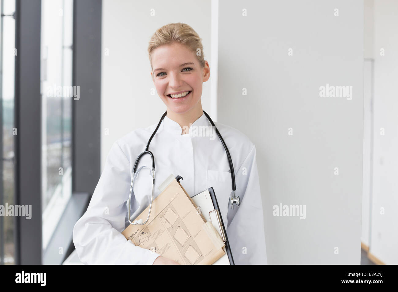 Female doctor holding file Stock Photo - Alamy