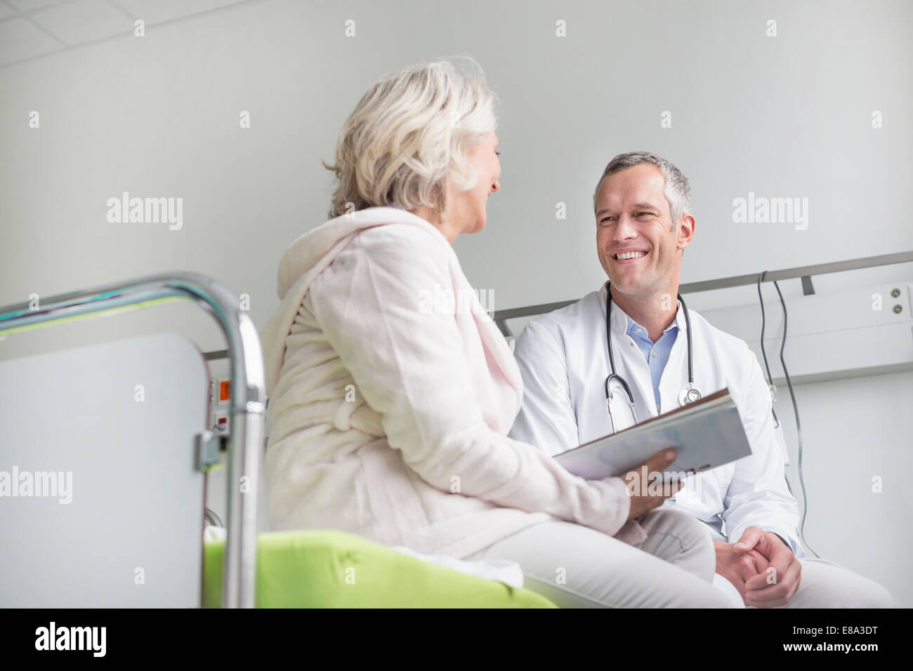 Doctor listening to patient Stock Photo - Alamy