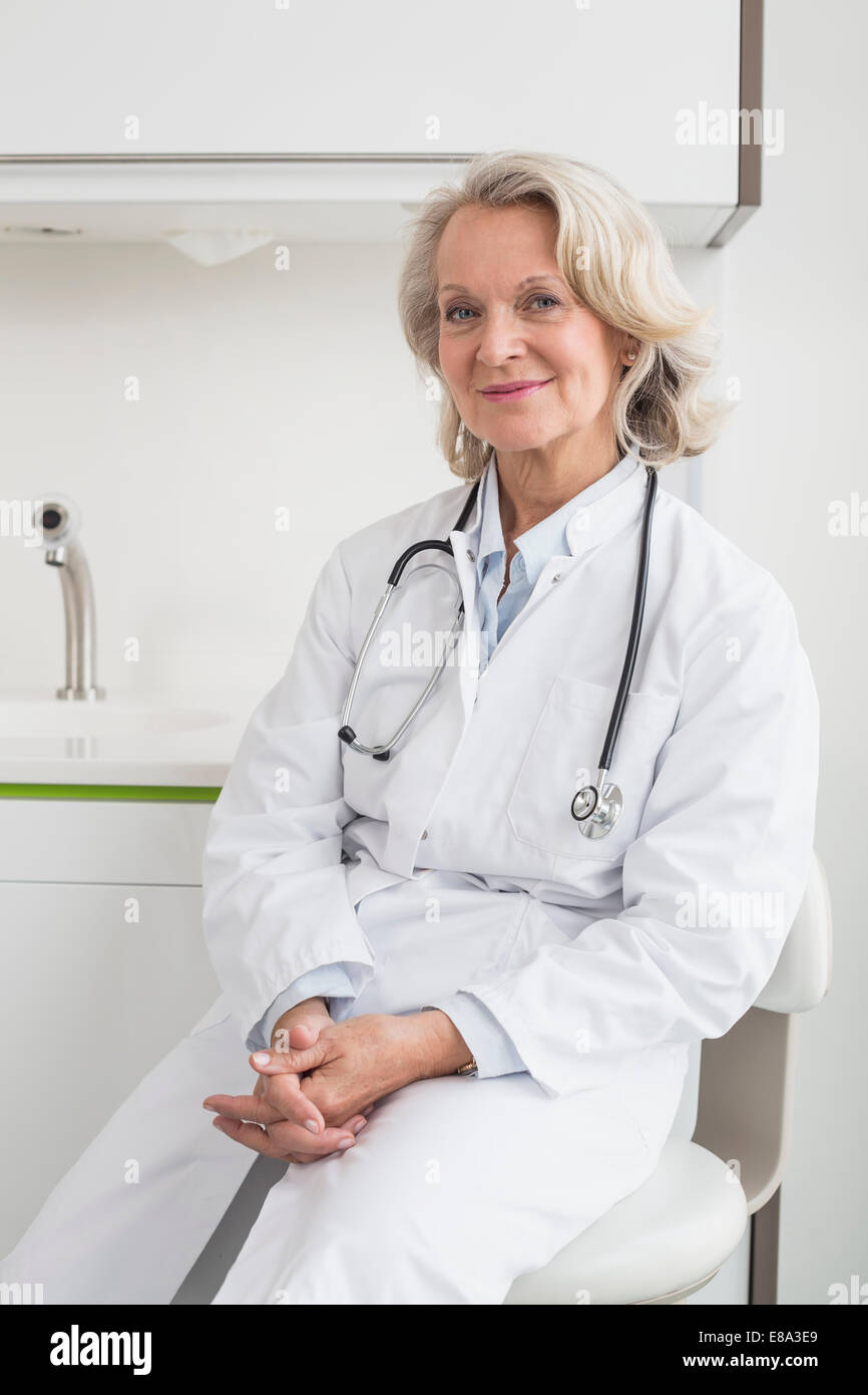 Portrait of senior doctor Stock Photo - Alamy