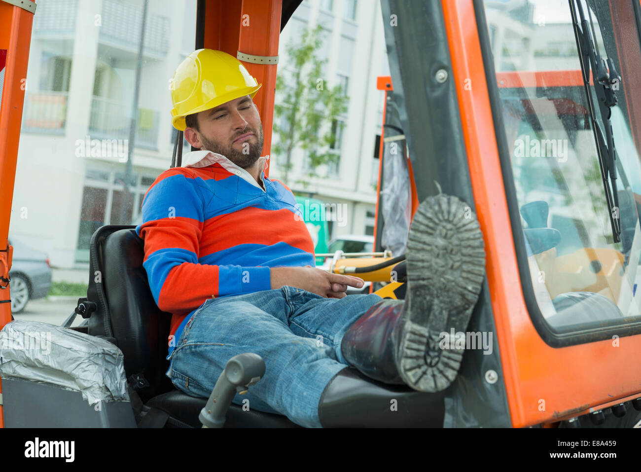 Caucasian construction worker in 30s hi-res stock photography and ...