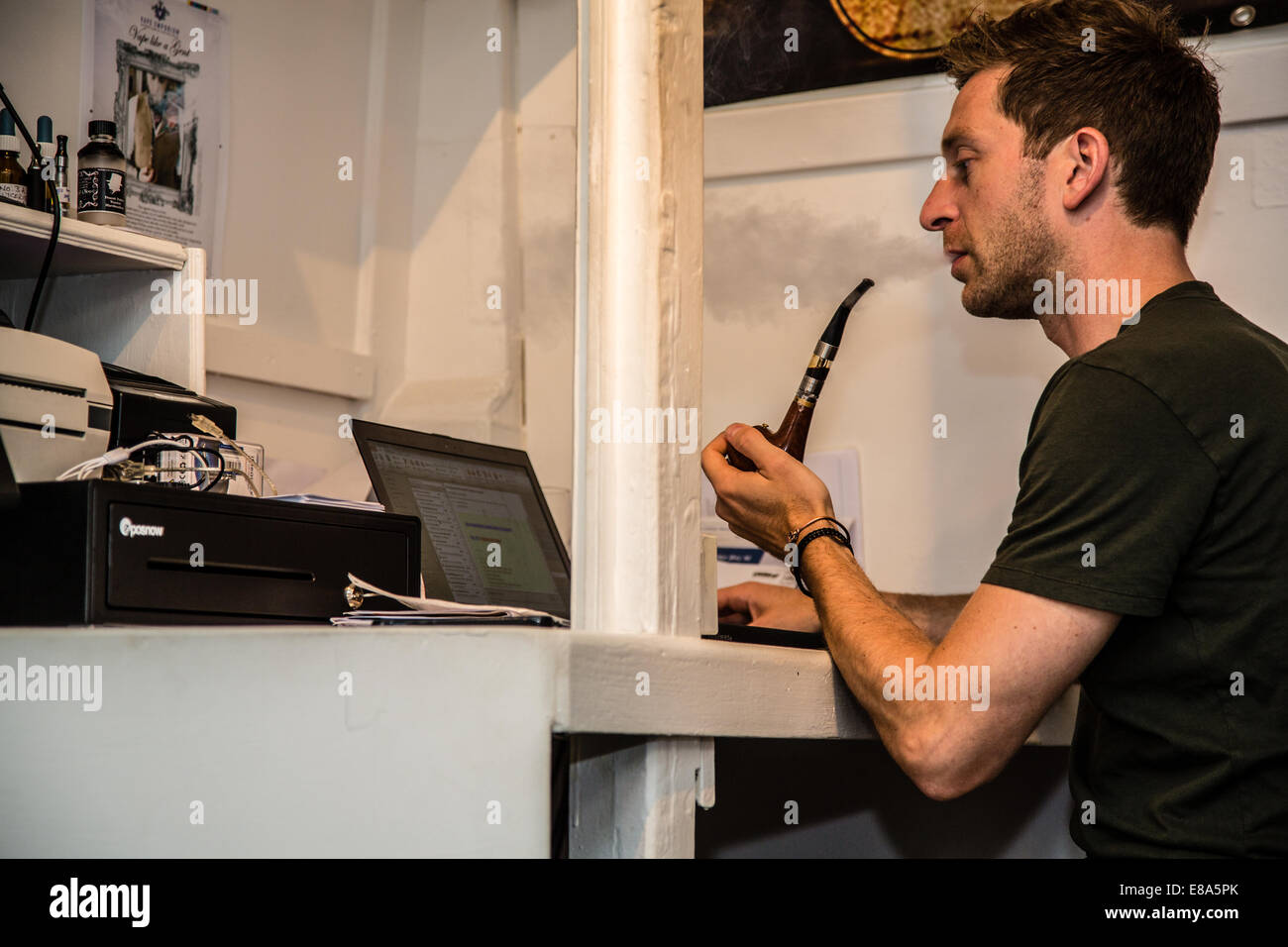 People shopping in Vape shop Stock Photo - Alamy
