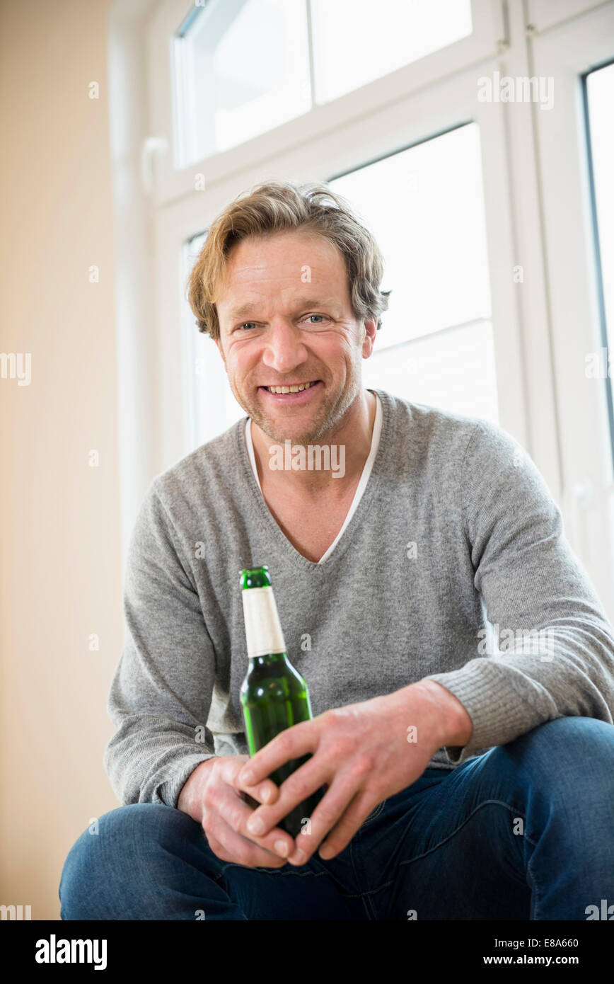 Man holding bottle of beer hi-res stock photography and images - Alamy