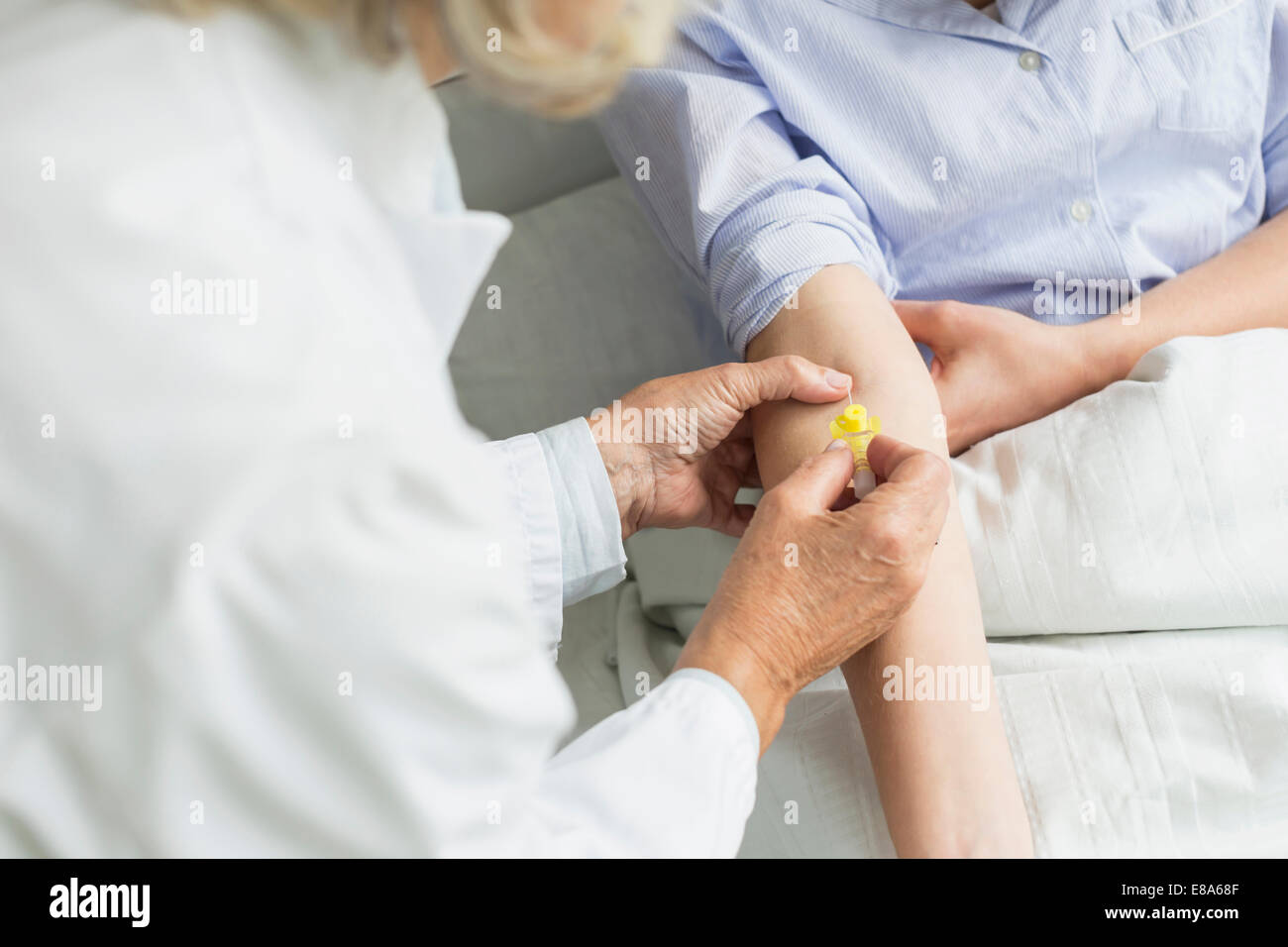 Doctor preparing infusion needle Stock Photo - Alamy