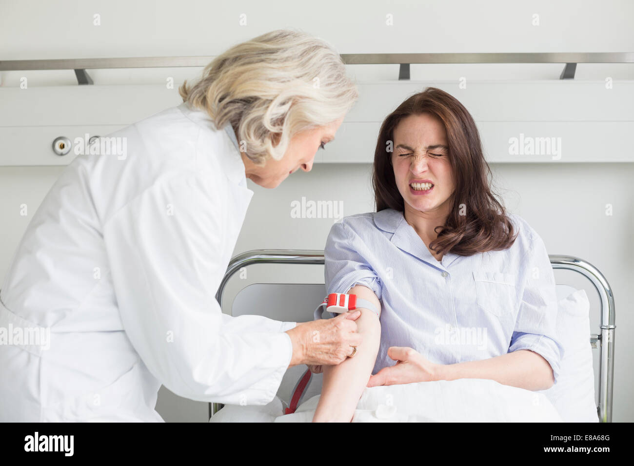 Doctor preparing infusion needle Stock Photo - Alamy