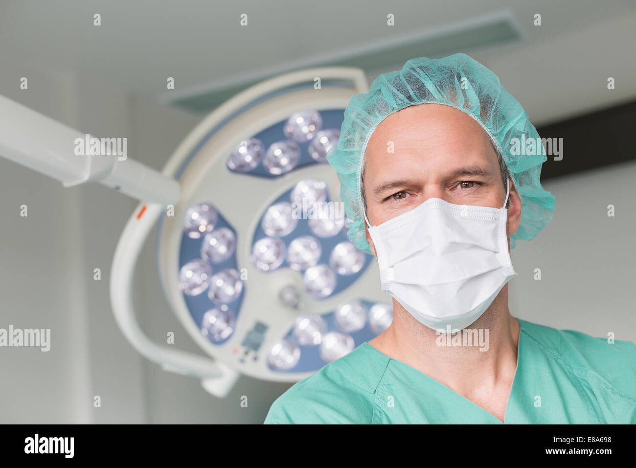 Portrait surgeon wearing hygiene hi-res stock photography and images ...