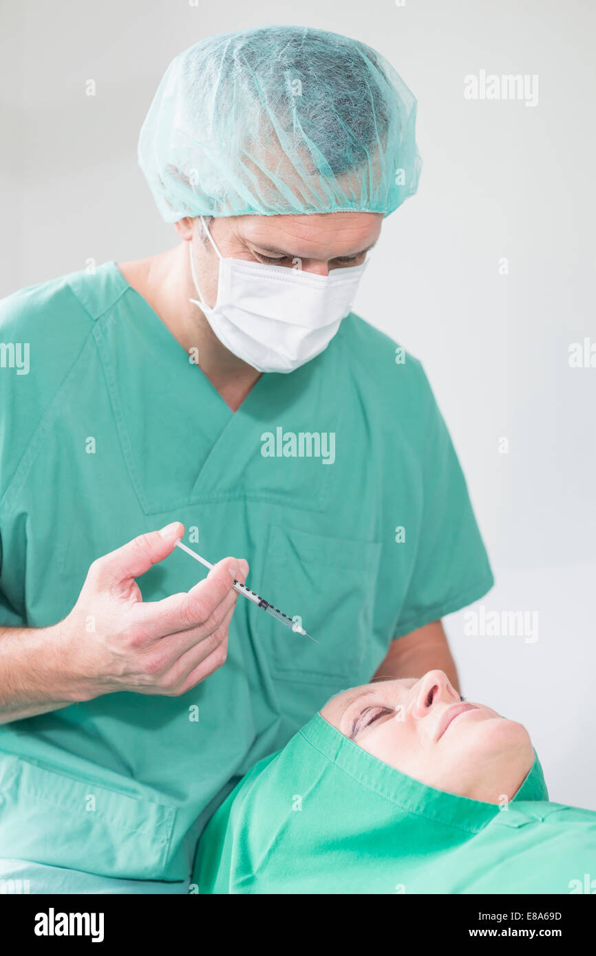 Hospital injecting hi-res stock photography and images - Alamy