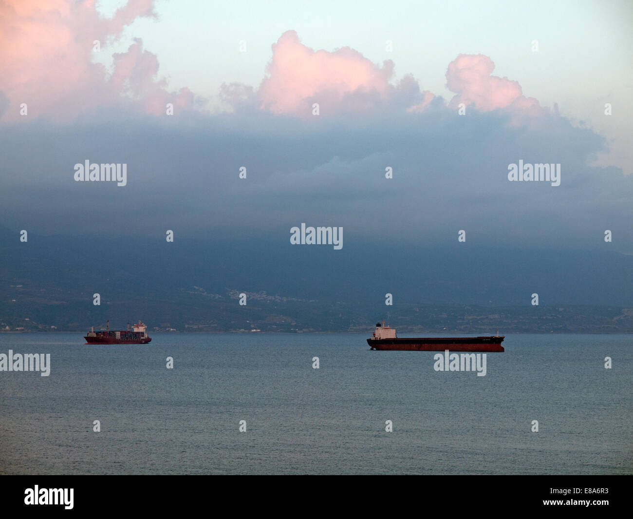 Greek cargo ships hi-res stock photography and images - Alamy