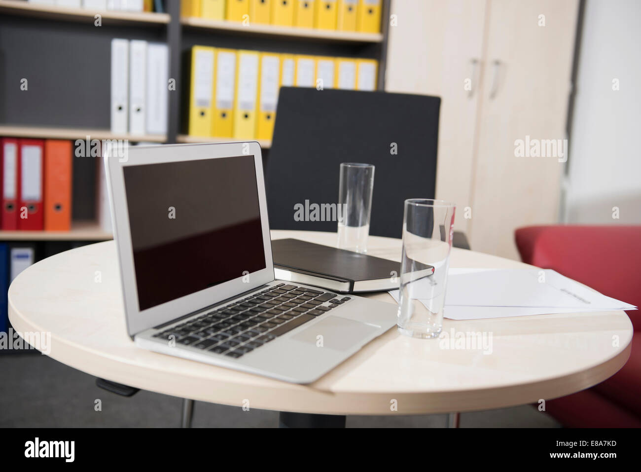 Empty office desk hi-res stock photography and images - Alamy