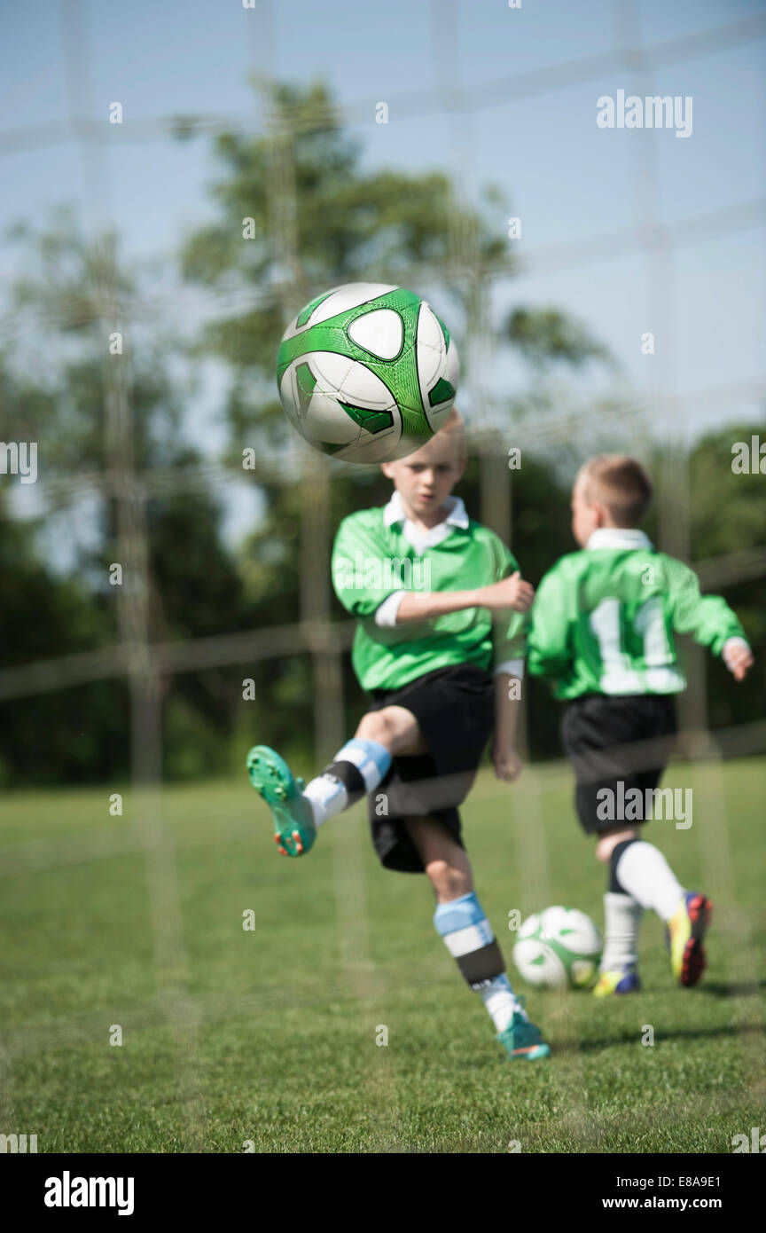 Boys junior soccer team practicing hi-res stock photography and images ...