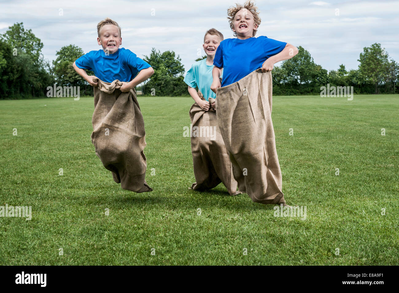 Children running and jumping hi-res stock photography and images - Alamy